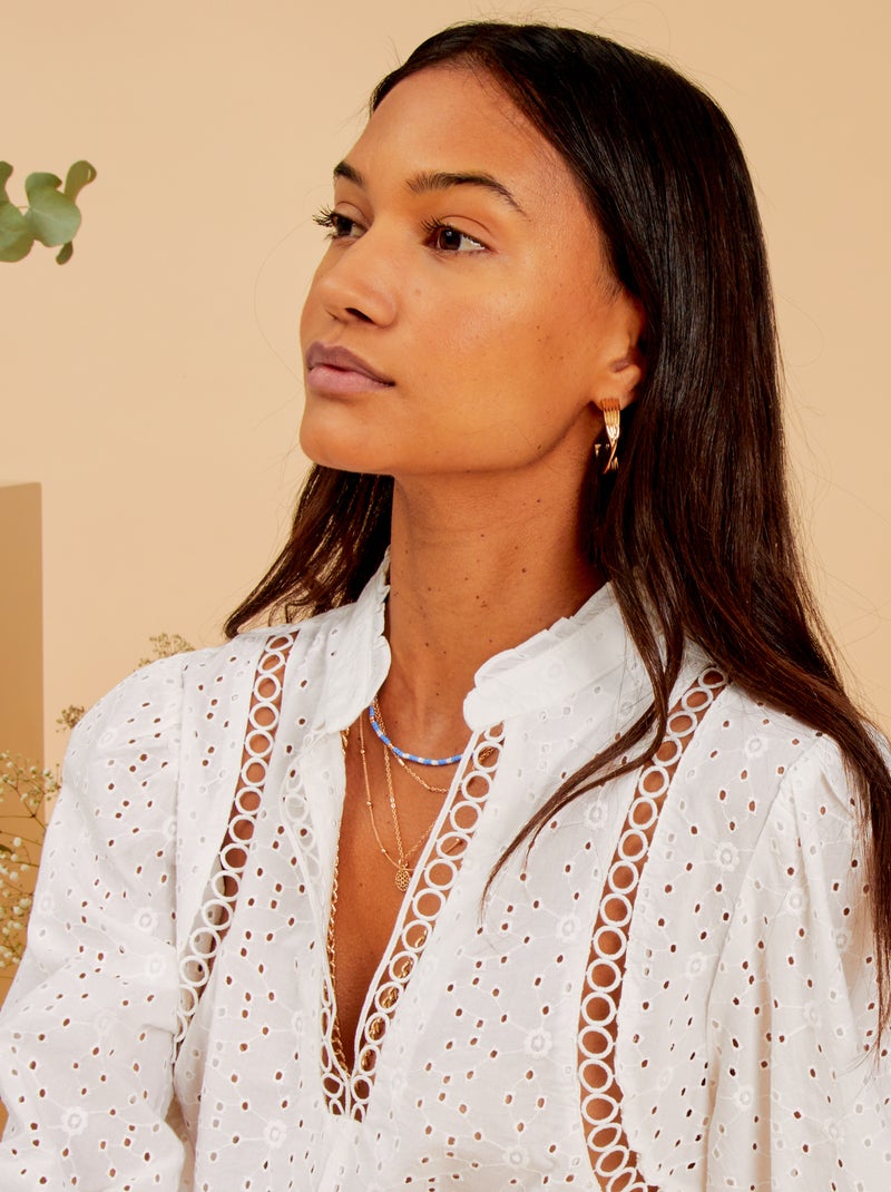 Blusa bordada y calada con cuello de pico - BLANCO - Kiabi - 22.00€