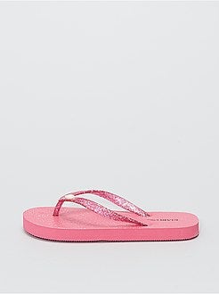 Rebajas compra online tus chanclas de Niña | Kiabi