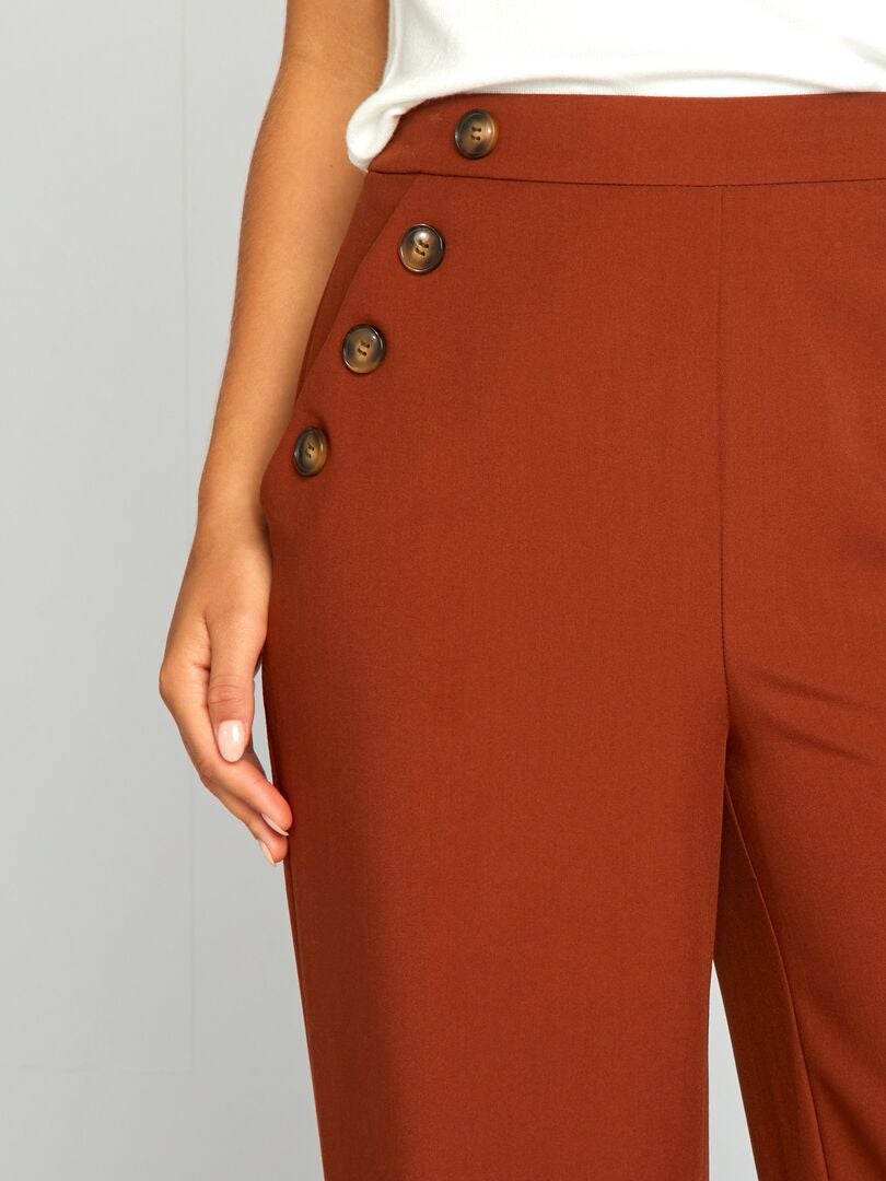 Pantalón pitillo con botones de fantasía - MARRON - Kiabi - 22.00€