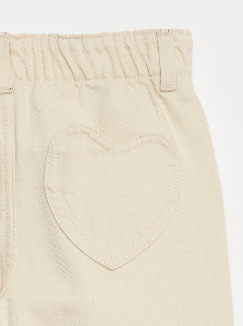 Vaquero mom con bolsillos en forma de corazón - Blanco - Niña - 15.00 ...